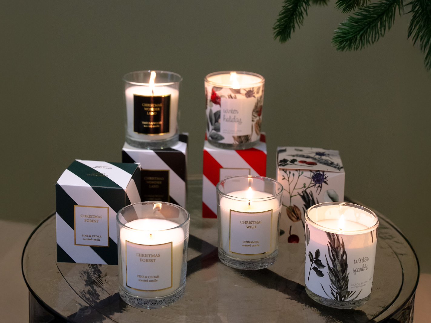 Pine & Cedar duftlys - Julelys og servietter I Skap koselig julestemning