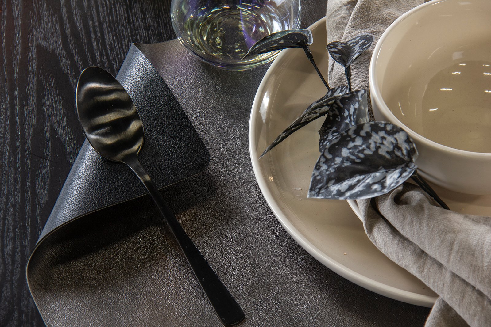 Lagos spisebrikke - Dekk bordet med fine duker og dekkebrikker