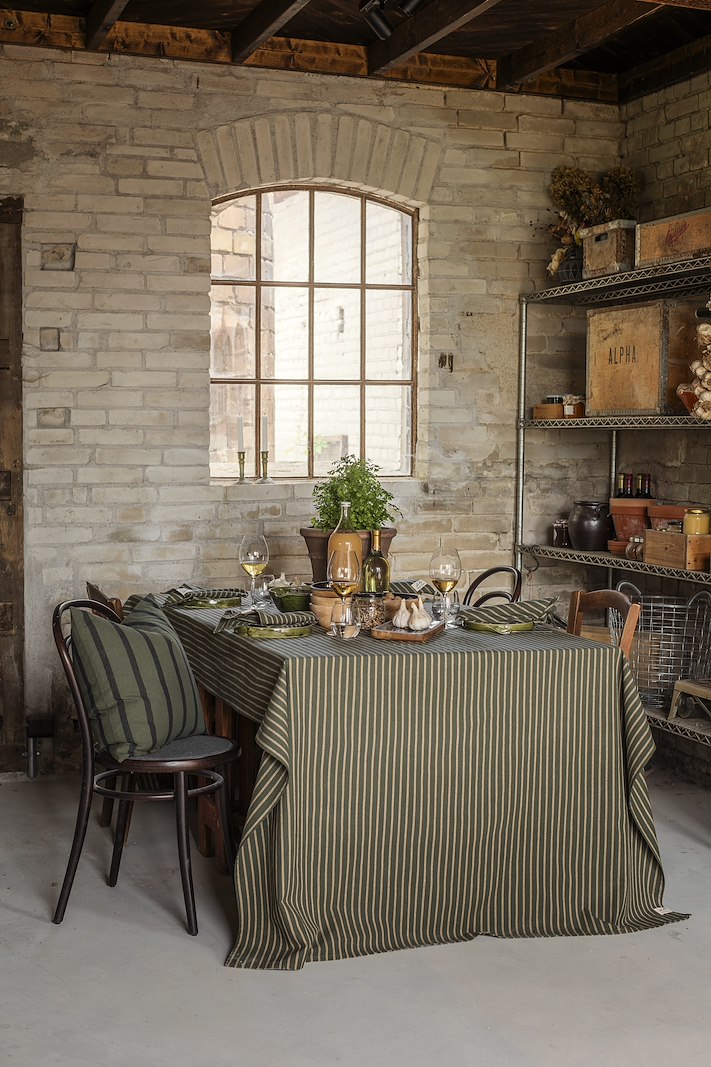 Akira duk - Dekk bordet med fine duker og dekkebrikker