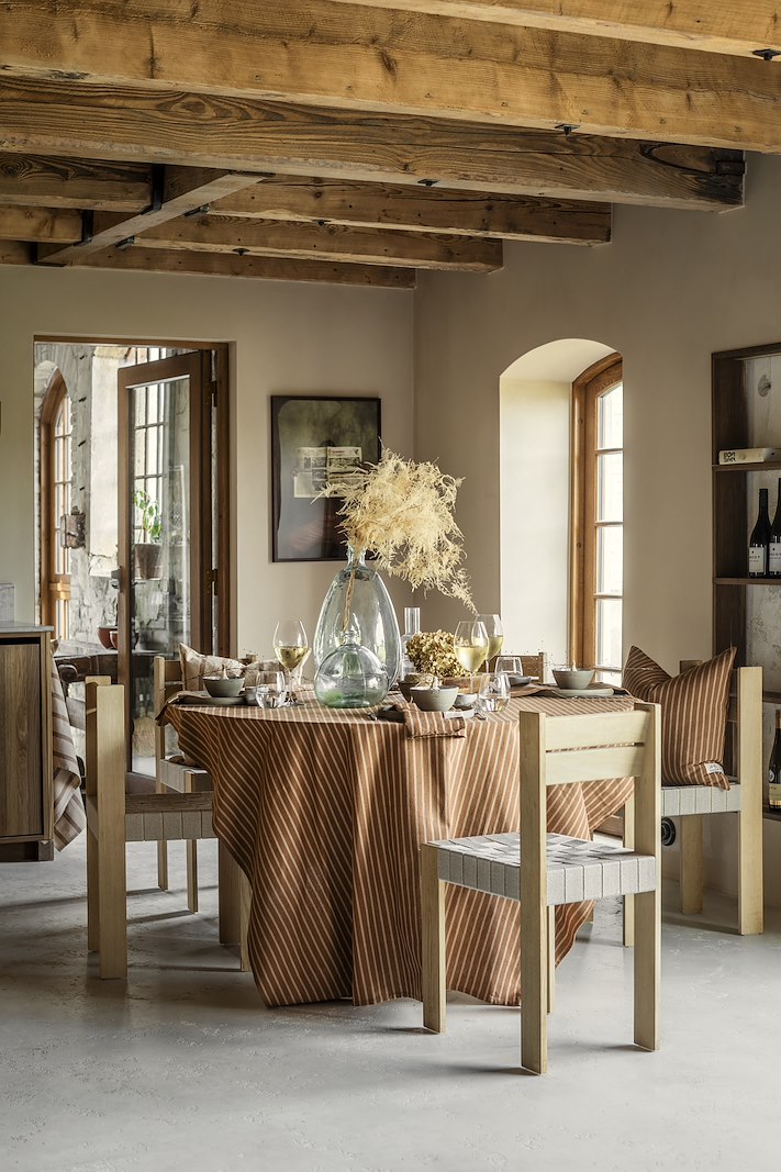 Akira duk - Dekk bordet med fine duker og dekkebrikker